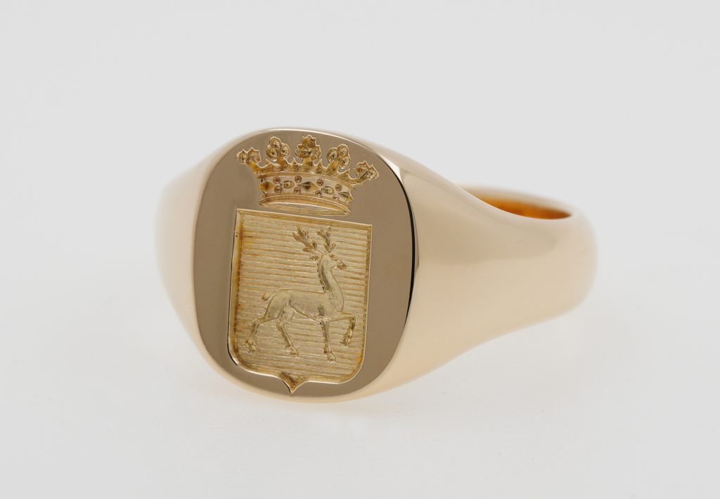 Héraldic signet ring in yellow gold, modern and crown shield - Griffon ...